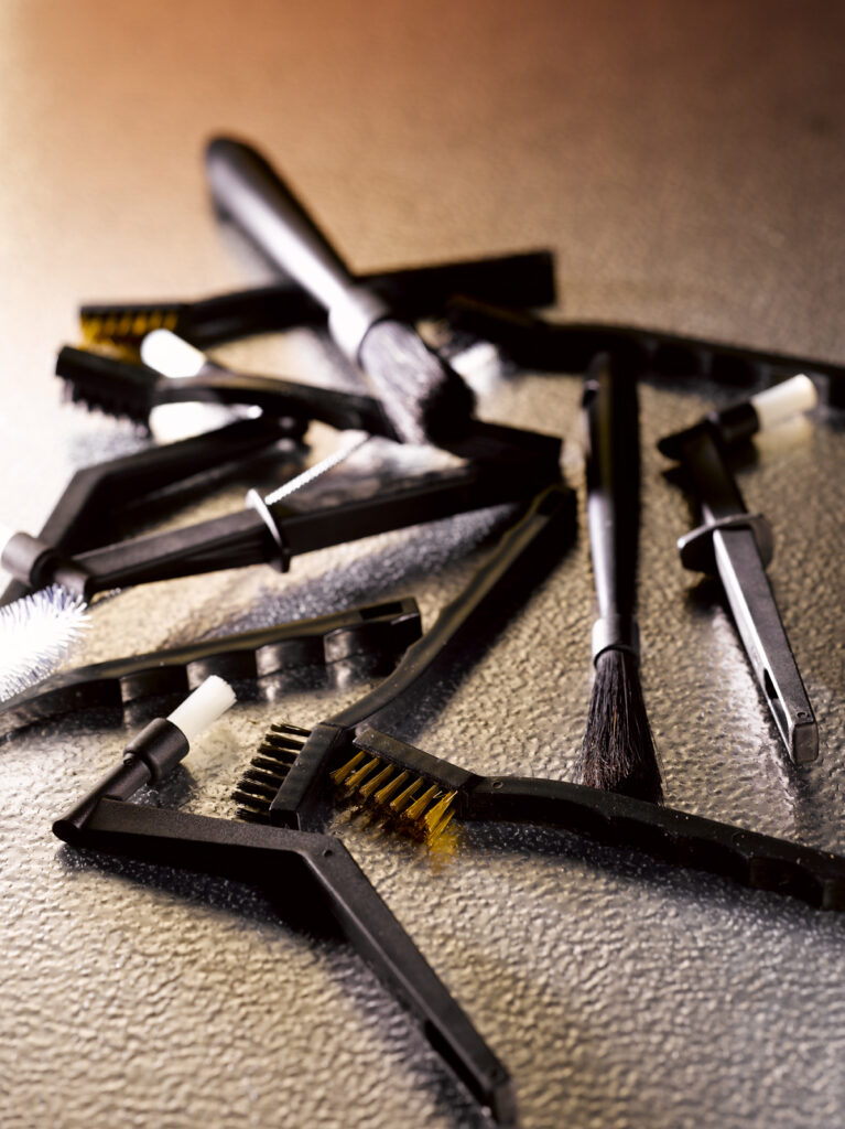 Economy Grouphead Brush, Black, White Bristles – Rattleware